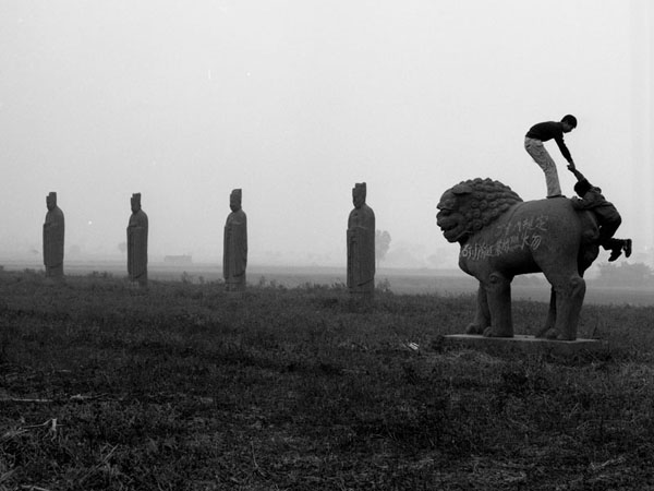 Yan Xinfa 闫新法 - Yan Xinfa’s Emperor’s tomb (2004-2005) is a series of ...