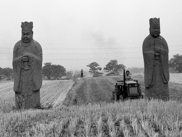 Yan Xinfa 闫新法 - Yan Xinfa’s Emperor’s tomb (2004-2005) is a series of ...